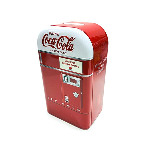 コカ・コーラの貯金箱です。USAから輸入のthe tin box company社製。ちょっぴりレトロな雰囲気のブリキ缶の貯金箱。自販機型がユニークな商品で、扉のようにパカっと開くので、小物入れとしてもご利用いただけます。●本体サイズ：約H...