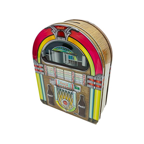 コカ・コーラの貯金箱です。USAから輸入のthe tin box company社製。ちょっぴりレトロな雰囲気のブリキ缶の貯金箱。珍しいジュークボックス型の貯金箱で、底面からコインを取り出すことができます。●本体サイズ：約H19.5×W15...