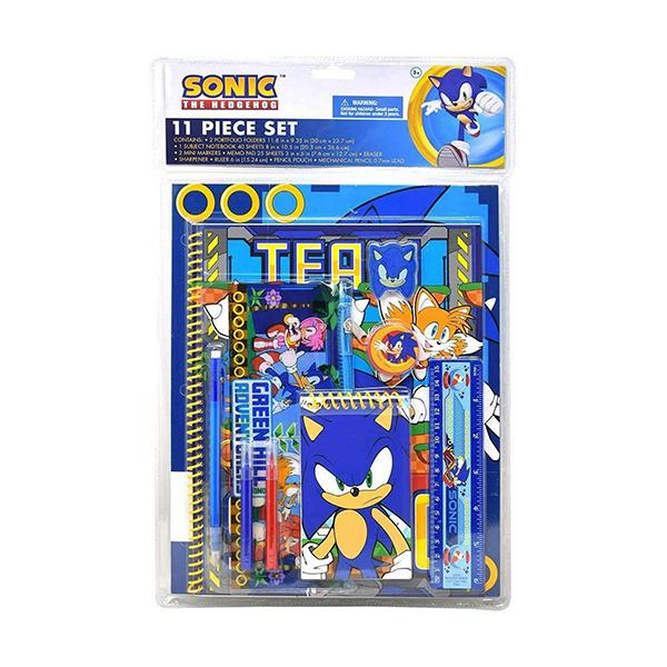 ソニックのステーショナリー11点セットです。ノートやシャーペン等盛りだくさん。アメリカからの輸入品です。●パッケージサイズ：約H39×W25×D2.5cm●内容：A4紙ファイル×2、スパイラルノート40ページ×1、スパイラルメモパッド25シ...