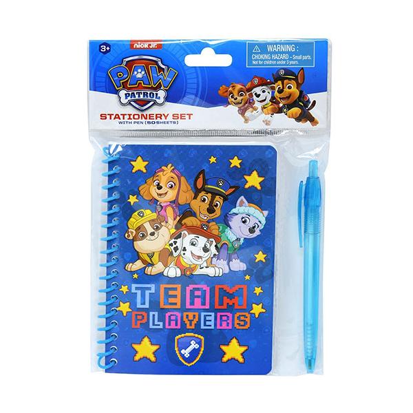 パウパトロールのリングノート＆ペンセットは、キッズにぴったりの文具アイテムです。チェイスやマーシャル、ラブル、スカイ、エベレストといった人気キャラクターたちが勢ぞろい！ノートはスパイラルタイプで、罫線が入っているので書きやすさ抜群。ボールペ...