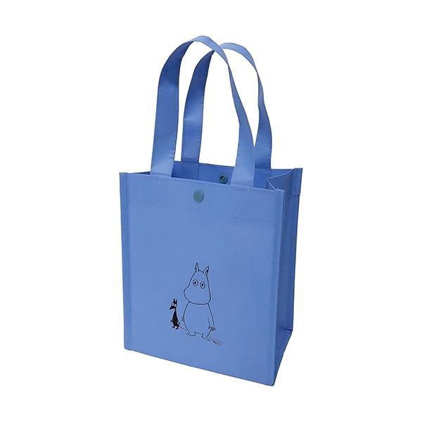 ムーミンのキャリーバッグです。コンパクトなマチ付きミニトート。レジャーシートのような材質で、水濡れに強く、じょうぶです。絵柄は前後同じ柄です。ランチトートとして、お弁当や水筒を入れたり、ちょっとしたお出かけにも♪様々なシーンでご利用いただけ...