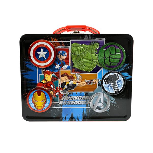 アベンジャーズの缶トランクです。両面同じ絵柄で片側にはエンボス加工が施されているので、立体感が楽しめます。取っ手は引き出せるので、持ち運びもラクラク。ティン缶素材でできているので、丈夫で長持ち。小物やお菓子を入れるのにぴったりなサイズ感です...