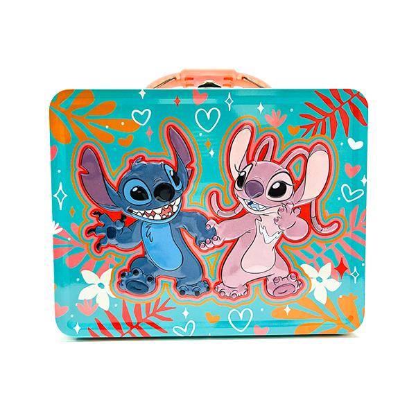 スティッチ &amp; エンジェル の缶トランクです。両面同じ絵柄で片側にはエンボス加工が施されているので、立体感が楽しめます。取っ手は引き出せるので、持ち運びもラクラク。ティン缶素材でできているので、丈夫で長持ち。小物やお菓子を入れるのに...