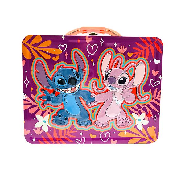 スティッチ &amp; エンジェル の缶トランクです。両面同じ絵柄で片側にはエンボス加工が施されているので、立体感が楽しめます。取っ手は引き出せるので、持ち運びもラクラク。ティン缶素材でできているので、丈夫で長持ち。小物やお菓子を入れるのに...