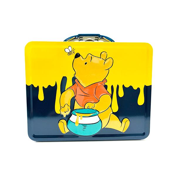 くまのプーさん の缶トランクです。両面同じ絵柄で片側にはエンボス加工が施されているので、立体感が楽しめます。取っ手は引き出せるので、持ち運びもラクラク。ティン缶素材でできているので、丈夫で長持ち。小物やお菓子を入れるのにぴったりなサイズ感で...