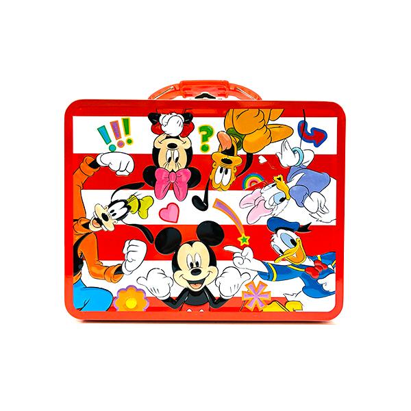 ミッキー&amp;フレンズ の缶トランクです。両面同じ絵柄で片側にはエンボス加工が施されているので、立体感が楽しめます。取っ手は引き出せるので、持ち運びもラクラク。ティン缶素材でできているので、丈夫で長持ち。小物やお菓子を入れるのにぴったり...