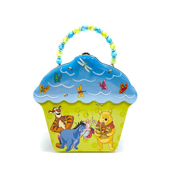 くまのプーさん のビーズハンドル缶トランクです。カラフルでかわいらしいビーズハンドルが魅力。ティン缶素材でできているので、丈夫で長持ち。小物やお菓子を入れるのにぴったりなサイズ感です。丈夫なティン缶素材で、長く使えるのも嬉しいポイント。お子...