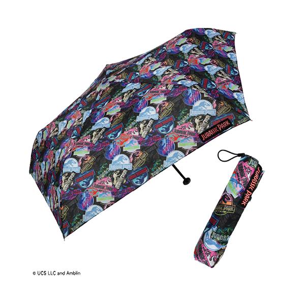 『ジュラシック・パーク』の晴雨兼用折りたたみ傘です。ダークでかっこいい折り畳み傘。携帯に便利なスリム＆軽量仕様。晴雨兼用で、UVカット率95％以上です。収納袋付き。●親骨長さ:約50cm●傘全長（閉じた状態）：約21cm●傘直径（開いた状態...