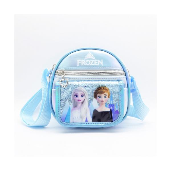 アナと雪の女王のおにぎり型ショルダーバッグです。オーロラのような光沢のあるかわいいポシェット。フロントフリップポケットは、ラメでキラキラ♪外ポケットも二か所あり、自転車の鍵など細かいものの収納に便利です。ちょこっとお出かけに重宝しそうなバッ...
