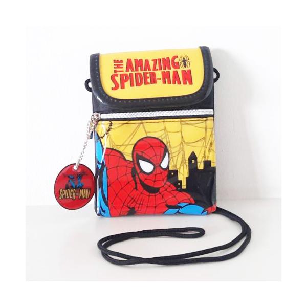 スパイダーマンのミニポシェットです。紐の長さは調節可能。ちょっとしたおでかけにぴったりです♪キッズ携帯が入るサイズ感。なくしやすい鍵や、お財布代わりとしてもおすすめです。■サイズ：約H13xW10.5×D2cm■紐の長さ：最長約120cm■...