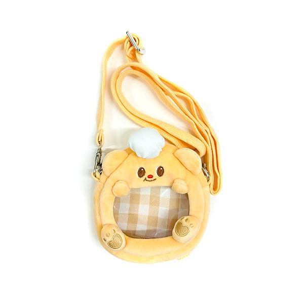 バターベアのミニ ポシェットです。タイのお菓子ブランド「Butter bear」の公式マスコットで、今や国民的キャラクターともいわれている人気のキャラクターです。とってもかわいい、もふもふ素材。透明窓で中身が見える仕様で、推し活に最適。お気...