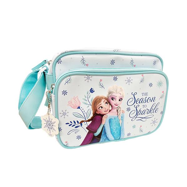 アナと雪の女王の合皮ショルダーバッグは、幼児にぴったりのかわいいアイテムです。スカイ×ホワイトのカラーがとってもキュート。雪の結晶の合皮チャームがアクセントになっています。便利な斜め掛けスタイルで、子どもたちも使いやすいです。通園バッグがか...