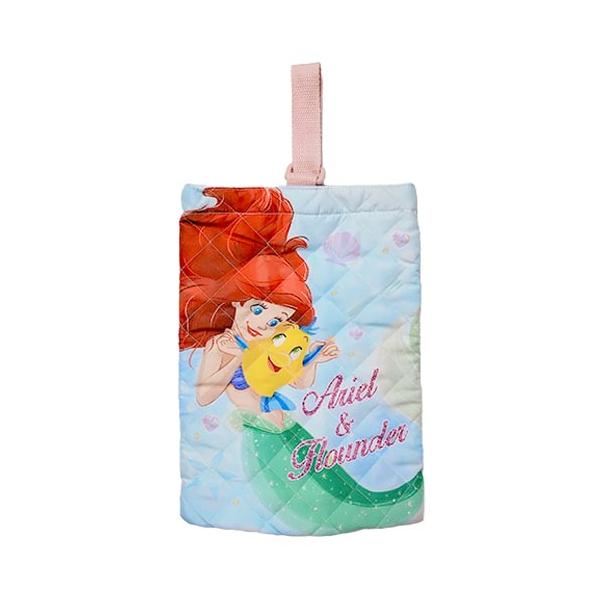 リトル・マーメイドのシューズバッグは、キュートなサックスのキルト素材で作られており、女の子にぴったりのアイテムです。アリエルとフランダーがデザインされていて、とってもかわいい！内側にネームタグ付きです。入園・入学準備、進級準備におすすめです...
