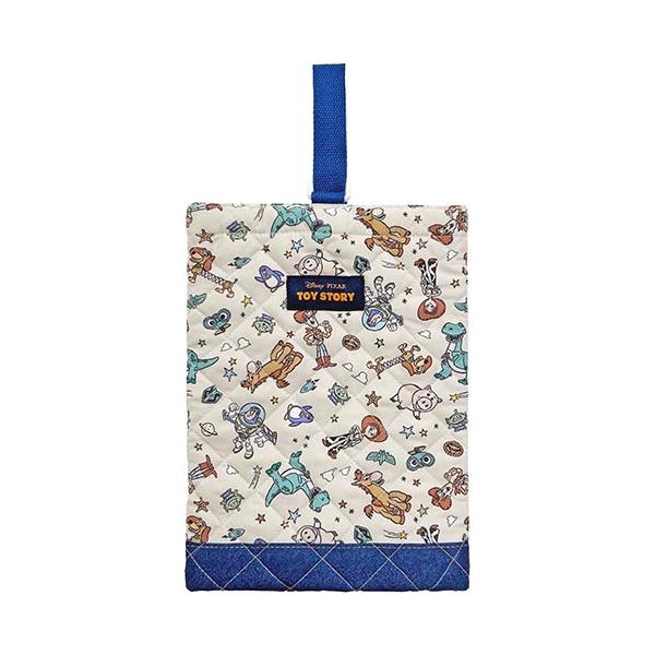 トイ・ストーリーのキャラクターたちがデザインされたキルトシューズバッグです。ウッディやバズたちが楽しく描かれている総柄デザイン。内側にネームタグ付きです。入園・入学準備、進級準備におすすめです。●サイズ：約W21×H30cm●素材：ポリエス...