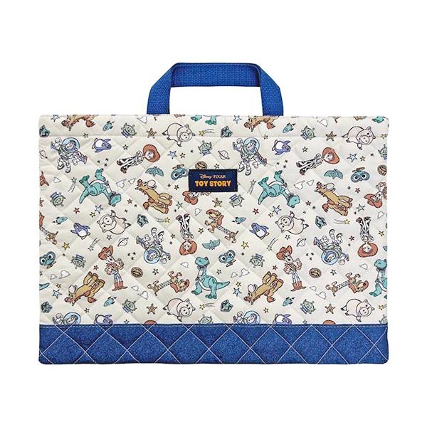トイ・ストーリーのキャラクターたちがデザインされたキルトチャームバッグです。ウッディやバズたちが楽しく描かれている総柄デザイン。内側に内ポケット一つとネームタグ付きです。入園・入学準備、進級準備におすすめです。●サイズ：約W41×H30cm...