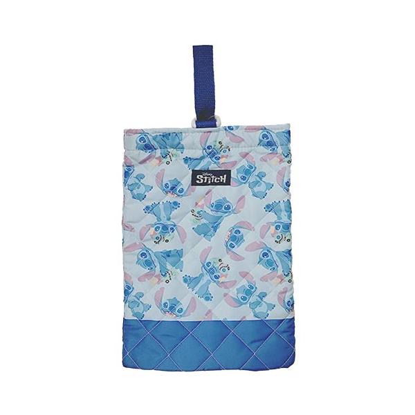 スティッチのキルトシューズバッグです。スティッチとスクランプのかわいい総柄デザイン。内側にネームタグ付きです。入園・入学準備、進級準備におすすめです。●サイズ：約W21×H30cm●素材：ポリエステル100%