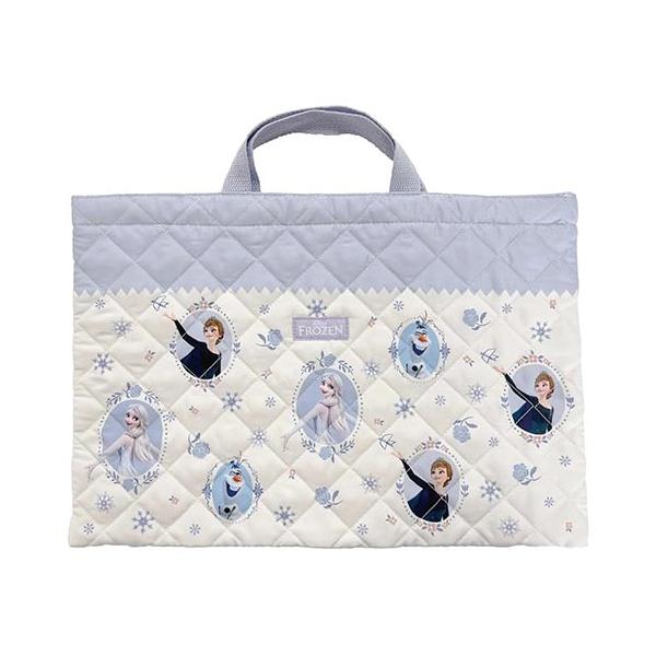 アナと雪の女王のキルトチャームバッグはキルト素材で作られており、女の子にぴったりのアイテムです。アナとエルサ、オラフがデザインされているかわいい総柄デザイン。内側に内ポケット一つとネームタグ付きです。入園・入学準備、進級準備におすすめです。...