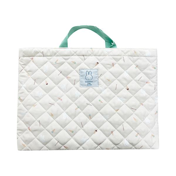 ミッフィーのキルトチャームバッグはキルト素材で作られており、女の子にぴったりのアイテムです。優しいアイボリーにミッフィーのフェイスとアイスクリームが散りばめられたかわいい総柄デザイン。内側に内ポケット一つとネームタグ付きです。入園・入学準備...