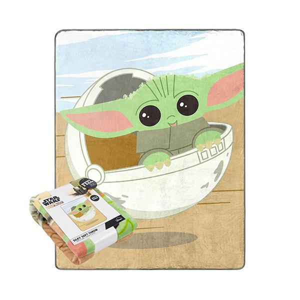 スターウォーズ ザ マンダロリアン グローグー フリース ブランケットは、寒い季節にぴったりのアイテムです。やわらかい素材で作られており、シルクタッチの心地よさが特徴です。薄手でありながらしっかりとした保温性を持ち、ひざかけやスローケットと...
