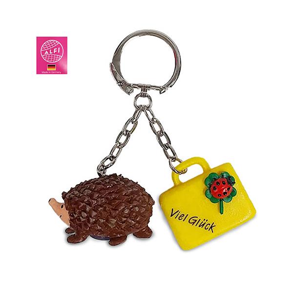 ハリネズミの表情がとてもかわいいキーホルダーです。黄色のバッグはテントウ虫の乗ったクローバーが付いた愛らしいデザイン。 ドイツ語でViel Gluck=幸運を!(=Good luck!）の文字が入っています。ALFI社は昔からの変わらぬ金型...