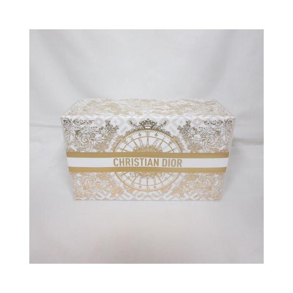 ・内容量：ディオール スノー エッセンス オブ ライト セラム ( 薬用美容液 ) 50mL / ディオール スノー エッセンス オブ ライト マイクロ ローション ( 薬用化粧水 ) 50mL / ディオール スノー アルティメット リフ...