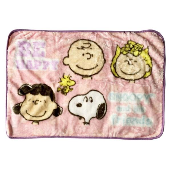 スヌーピー柄の大人も子供も使える、ひざ掛けです。しっかりした厚みで温かく、肌触りもふわふわ！洗濯機で丸洗いもできるので、清潔にお使いいただけます。厚みイメージはサンプルです。サイズ：約W70×H100cm材質：ポリエステル※商品画像と実際の...