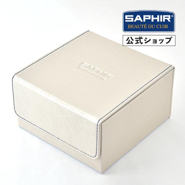 クリーム、ブラシなど小物類の多い靴磨きアイテムをスッキリ収納できる合皮ボックスです。パールホワイトの型押しのフェイクレザーに、内部はクッション性のあるベロア仕様。上部にはロゴを刻印しました。ふた部分は、弱マグネット式で開閉もスムーズです。サ...