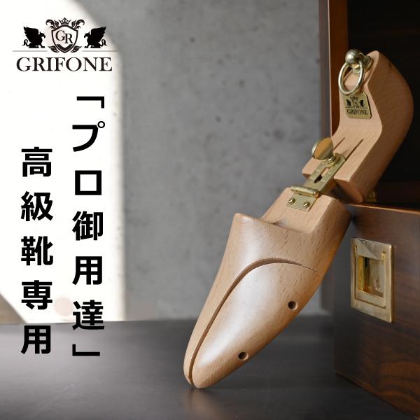 高級靴セレクトショップとのコラボより誕生。靴にフィットするよう計算しつくされたシルエットとで汎用性が高く、ヒンジタイプは靴にやさしいので、ローファーにも最適です。特に、ジョンロブ、エドワードグリーン、クロケット＆ジョーンズ、チャーチなど、シ...