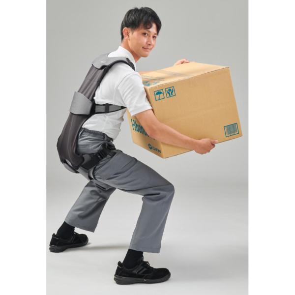 介護者のための、まるで衣服のようなアシストスーツ。ひねり動作など様々な動きに対応でき、総重量は約800ｇと驚きの軽さ。移乗動作のアシストを想定し、具体的には前屈やしゃがむことで高反発ゴムが伸び、その張力を利用して前屈姿勢から上半身の起き上が...
