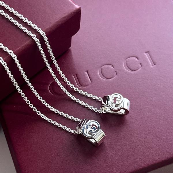 【発売日：2025年08月01日】--関連キーワード--GUCCI グッチ ペアネックレス ネックレス 2本セット GGロゴ リング ペンダント シルバー 925 メンズ レディース ユニセックス ブランド アクセサリー ペアジュエリー シ...