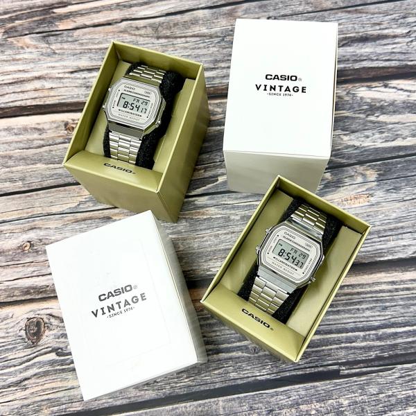 【発売日：2024年05月01日】★★★こちらの商品は、腕時計2本セットのペア商品になります。★★★★腕時計をホコリや衝撃から守り、大事に保管できる「腕時計ケース」付きです。CASIO Vintageとして親しまれているカシオA168シリー...