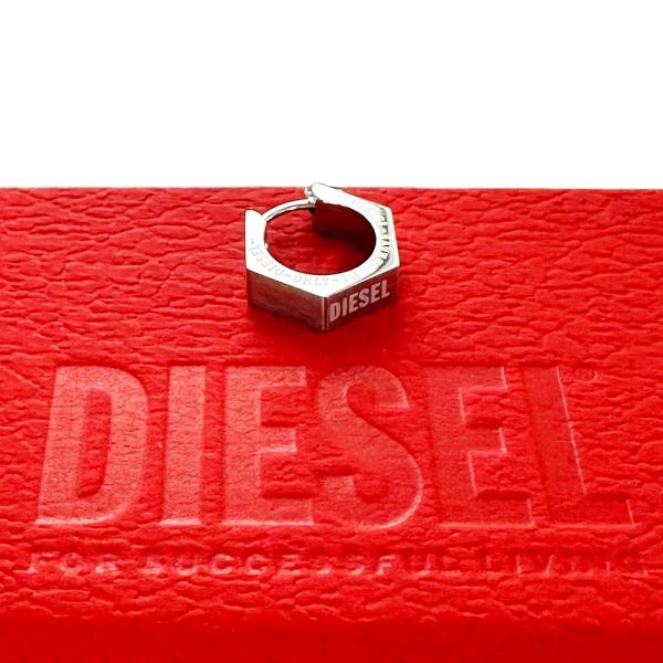 【発売日：2024年06月01日】【 ※こちらは片耳用ピアスです。 】★イタリアで最もオシャレなワーク系カジュアルブランド【ディーゼル】ストリートブランドの代表ともいえるディーゼルは幅広い年齢層で上質なカジュアルスタイルを楽しめるブランドで...