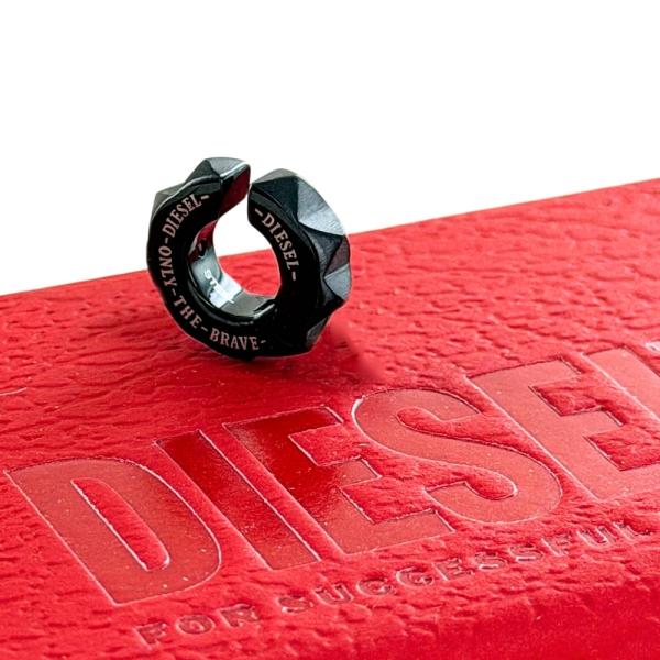 【発売日：2025年09月01日】--関連キーワード--ディーゼル DIESEL イヤーカフ 片耳 ユニセックス メンズ レディース ステンレス ブラック 黒 ロゴ 刻印 ONLY THE BRAVE モード シンプル おしゃれ かっこいい...