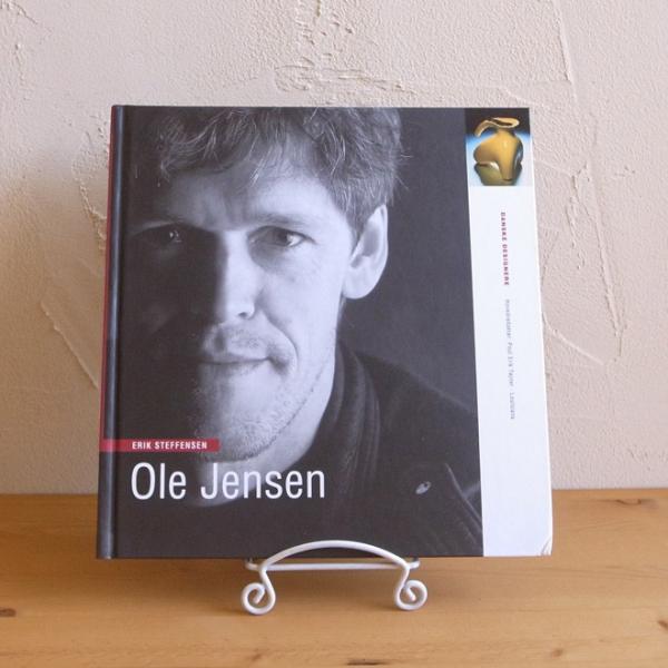 デンマークを代表するデザイナー、Ole Jensen - オーレ・イェンセンの作品をまとめた本が入荷しました。Louisiana社から出版されたもので、言語はデンマーク語、著者はErik Steffensenです。■Size/W220×D2...