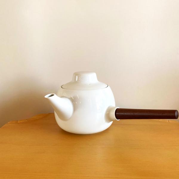 Henning Koppel / ヘニング・コッペルが1962年にデザインしたB&amp;G社製のコーヒーポットです。シンプルながらもユニークで、どこか可愛らしい作品。同シリーズのプレートやカップ＆ソーサなどと組み合わせることで食卓を一層オ...