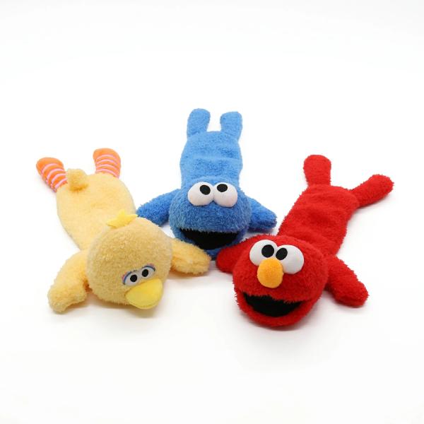 ●セサミの仲間たちのくったり姿がかわいい♪●なき笛（スクイーカー）＆カサカサフィルム入りで、ワンちゃんも楽しいおもちゃです。●くわえたり、引っ張り合ったり、ブンブン振り回してストレス解消！●一緒に遊ぶことでコミュニケーションUP♪●主素材：...