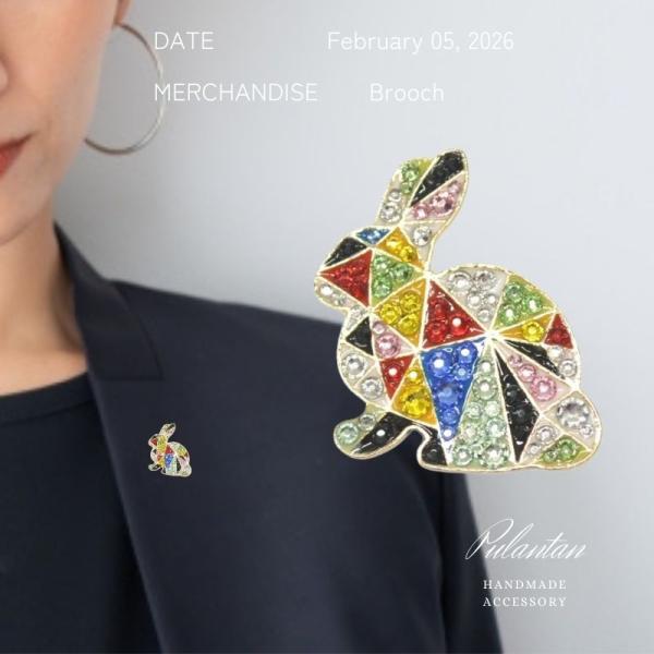 使用パーツ：SWAROVSKI ELEMENTSサイズ：34×27×2mmピン部分：10mm土台：合金、真鍮、エナメルうさぎのモチーフに最高級ガラススワロフスキーでデコレーション。帽子やストール、バッグなどのアクセントに。動くたびにキラキラ...