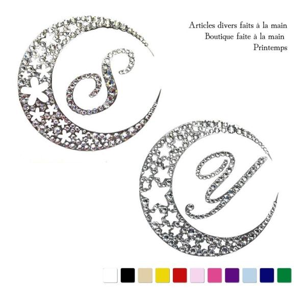 三日月 イニシャル入れ おしゃれでかわいいお月さま【60mm】SWAROVSKI デコシール お好きなアイテムなどにペタッと貼るだけ。スマホケース 車 バックミラー パソコン 自転車 マグカップ 瓶 ワインなど屋外用のシートにSWAROVS...