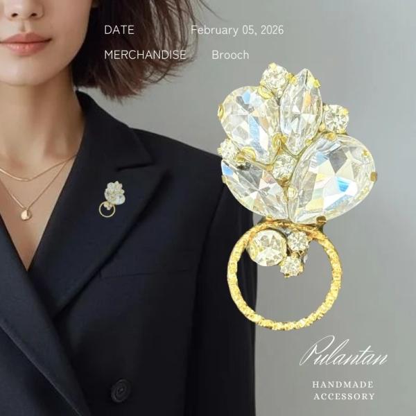 おしゃれでカッコかわいいマグネットブローチ アレルギー対応A級ガラスビジューのシンプルで上品なブローチ。どこにもないプランタンオリジナルのブローチだから被ることなくこれひとつで胸元が華やかになり目を惹くアイテム。卒業式やお呼ばれのときなどフ...