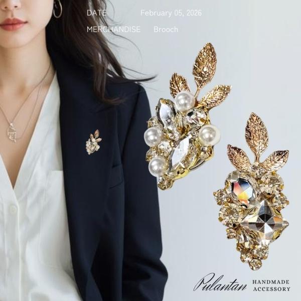 おしゃれでかわいいゴールドリーフマグネットブローチA級ガラスビジューと光沢のある高品質パールで上品で落ち着きのあるブローチにしました。卒業式やお呼ばれのときなどフォーマルスタイルにぴったり。バッグなどにつけてもかわいいブローチ。穴を開けない...