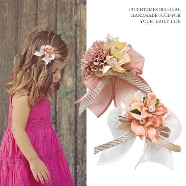 上品な華やかさを演出するキッズサイズ コサージュ ブローチ ヘアクリップ色々な種類のお花とパールをあしらった、色々なシーンにぴったりなコサージュです。結婚式や入学式、卒業式、卒園式など特別な場面でも活躍します。上品で華やかな印象を与え、瑞々...