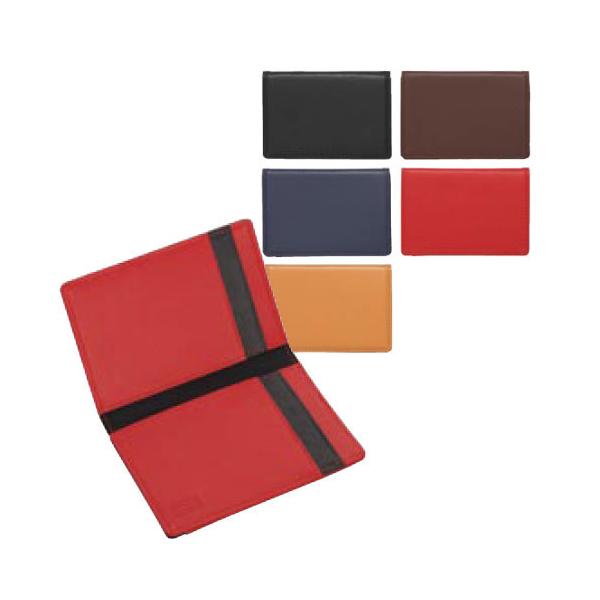 【メール便可】【名入れ無料】【仕様】色:全6色(ブラック・ダークブラウン・ブルー・レッド・ブラウン・モカ(終了))サイズ:75×110×12mm仕様:牛革(スムース仕上げ)、内生地:シャンタン、二ツ折り型、パス入1面(台形穴あき)、カードポ...