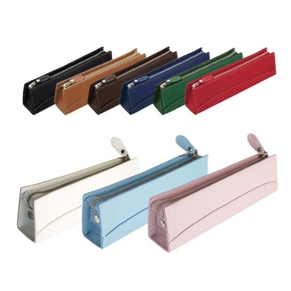 【仕様】色:全9色(ブラック・ブラウン・ダークブラウン・ブルー・グリーン・レッド・ホワイト・ピンク・ライトブルー)サイズ:180×50×35mm仕様:牛革(型押し)、サイドチャック式、金属チャック、ホック付、三角マチ【商品情報】文具|ペンケ...