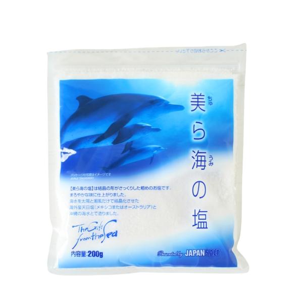 広大な塩田で出来た海外天日塩と沖縄の美ら海から取水した海水を原料にして濃い塩水を作り、平釜を使って煮詰めて作りました。【美ら海の塩】は、結晶の形が大きくフレーク状でサラサラしているので、とても使いやすく、さまざまな料理シーンにご使用いただけます。