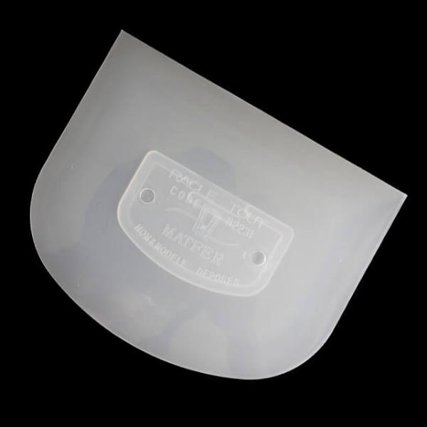 しっかりとした硬さのある耐熱スケッパー（カード）です。バターなどの材料をカットしたり、生地をボールから焼型へ移す時などにお使いください。