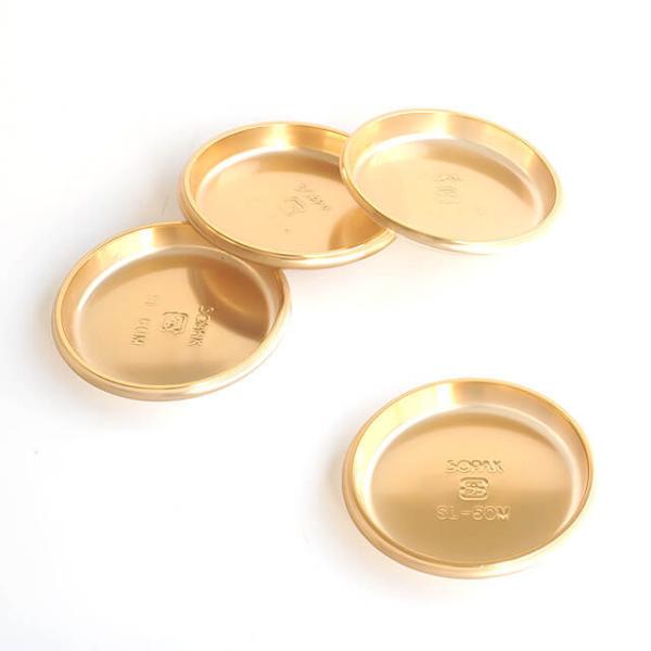 ケーキを引き立てる、高級感のあるゴールドのケーキトレーです。また、チョコレートを流し入れてナッツやアラザン、ドライフルーツなどお好みでトッピングするとオシャレで簡単にマンディアンを作る事が出来ます。