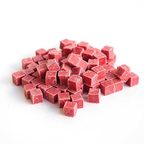 チョコレート生地を作る最初の段階でいちごを練り込んでいるため、新鮮ないちごの風味と、チョコレートのなめらかな食感がそのまま生きています。