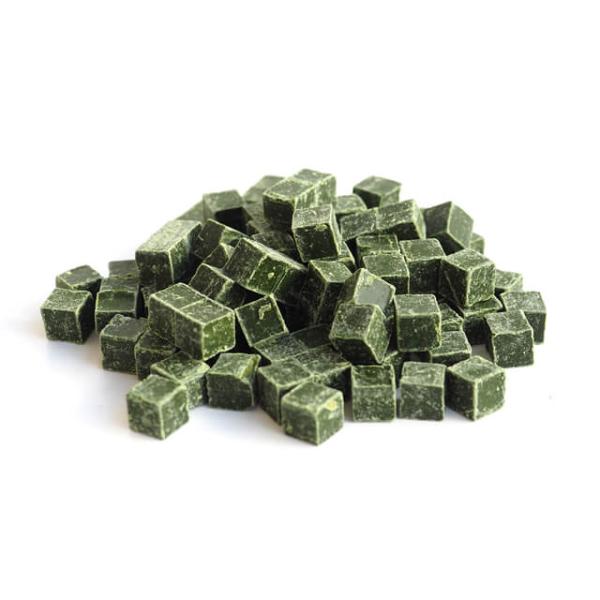 洋生菓子への使用を考え、数ある茶葉から数種の愛知県産「西尾茶」を選定し、抹茶の旨み、苦味、渋みが濃く感じられるよう、「西尾抹茶」を12％配合しました。クロレラ、着色料不使用。