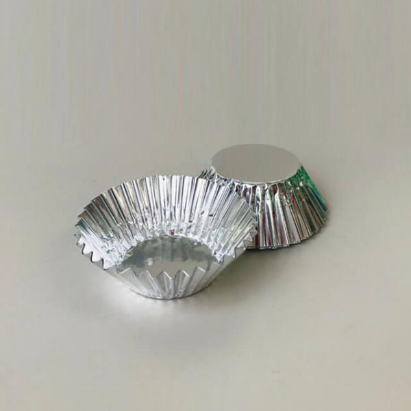 薄手のアルミカップです。マドレーヌやマフィン等の生地を流して焼く場合は、型に敷いてご使用ください。