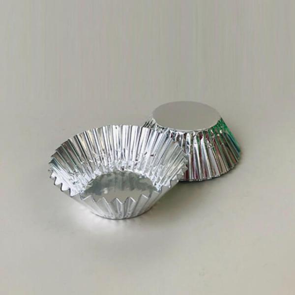 薄手のアルミカップです。マドレーヌやマフィン等の生地を流して焼く場合は、型に敷いてご使用ください。